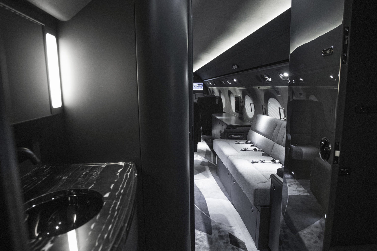 A "BLACK STAR" GULFSTREAM G450, OE-LSC. - M&R Associates